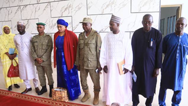 A la Présidence de la République : Remise d’un don de 25 millions de ...